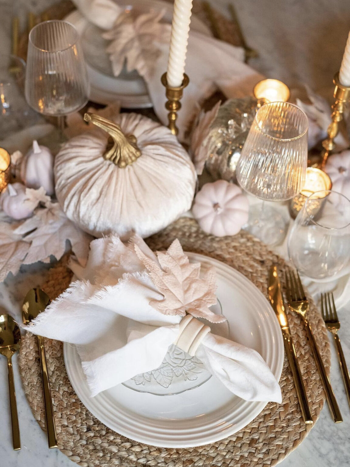 30 Inspiring Thanksgiving Tablescapes to Wow your Guests - Days Inspired